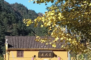 Um edifício tradicional com telhado de azulejos e uma placa.