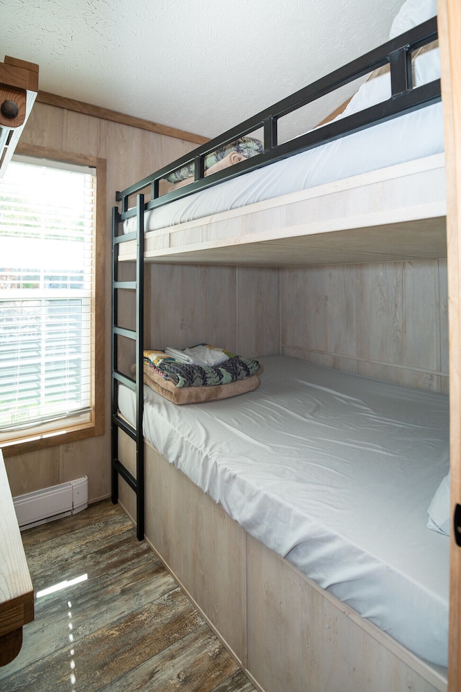 102) Dove Farmhouse Style Cabin. Close to Hocking Hills State Park and ...