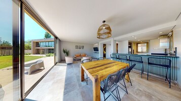 Apartamento de Luxo | Sala de estar | Smart TV de 55 de polegadas com canais digitais, Netflix, piso aquecido 