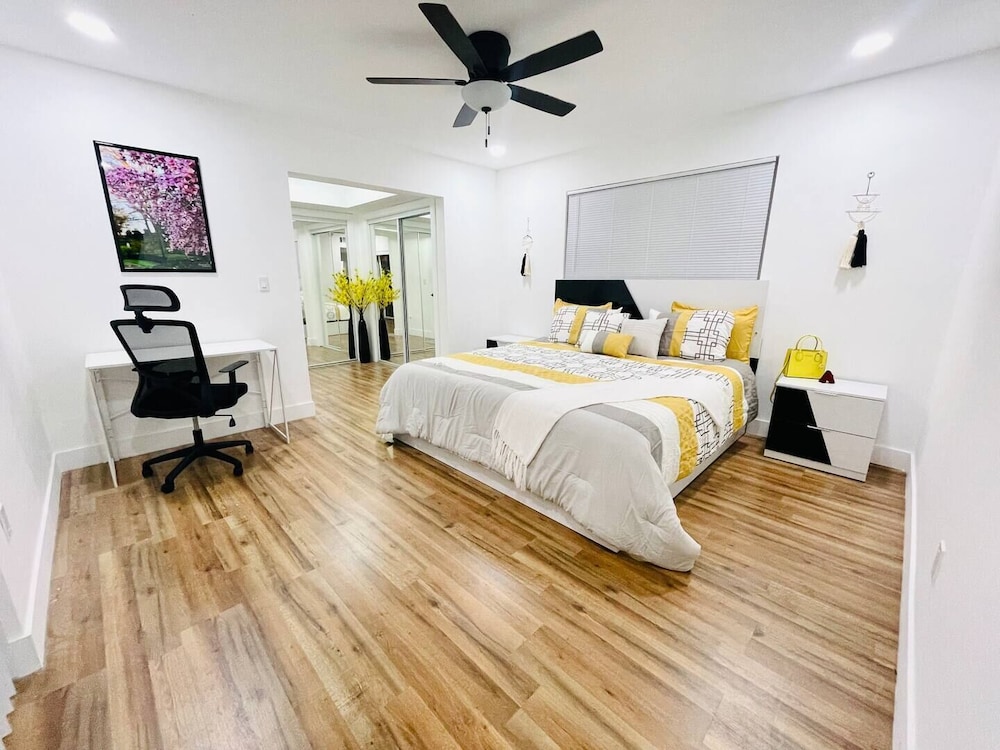 Luxurious Lake View Pool And Gaming Villa - Miramar, FL