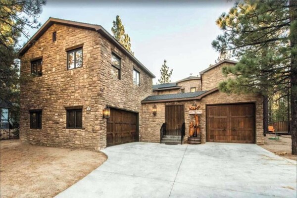 Walk To Lake 6br Cabin W/ Game Room, Hot Tub Big Bear Castle - Big Bear Lake, CA