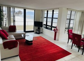 Apartamento, 2 quartos, não fumadores, vista para o oceano | Sala de estar | Smart TV de 40 polegadas com canais por cabo, televisor 
