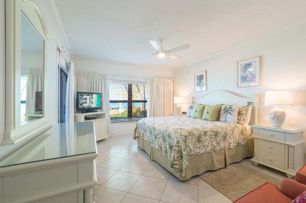Casa Caribe #4 - 3 Bed, 2 Bath - Oceanfront, Ground Floor - Seven Mile ...