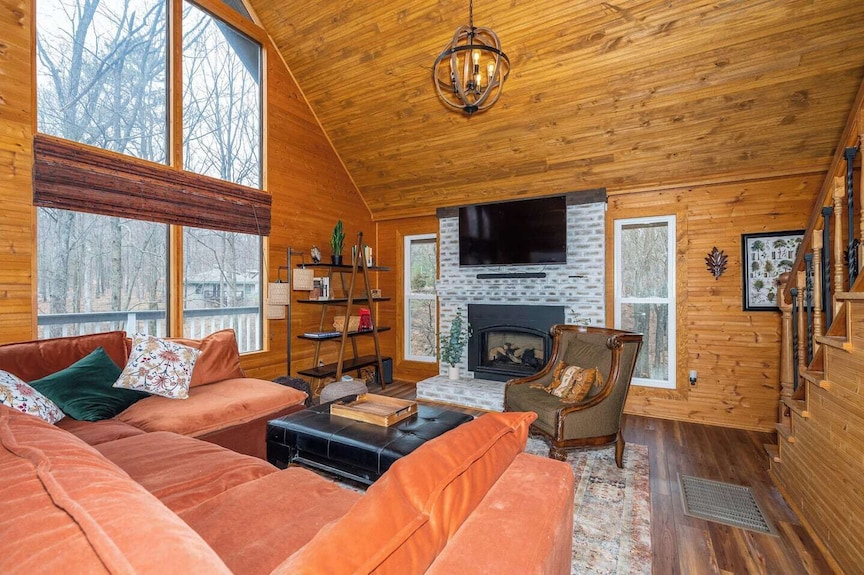 This Chalet Is A 3 Bedroom(s), 2 Bathrooms, Located In Hedgesville, Wv. - West Virginia