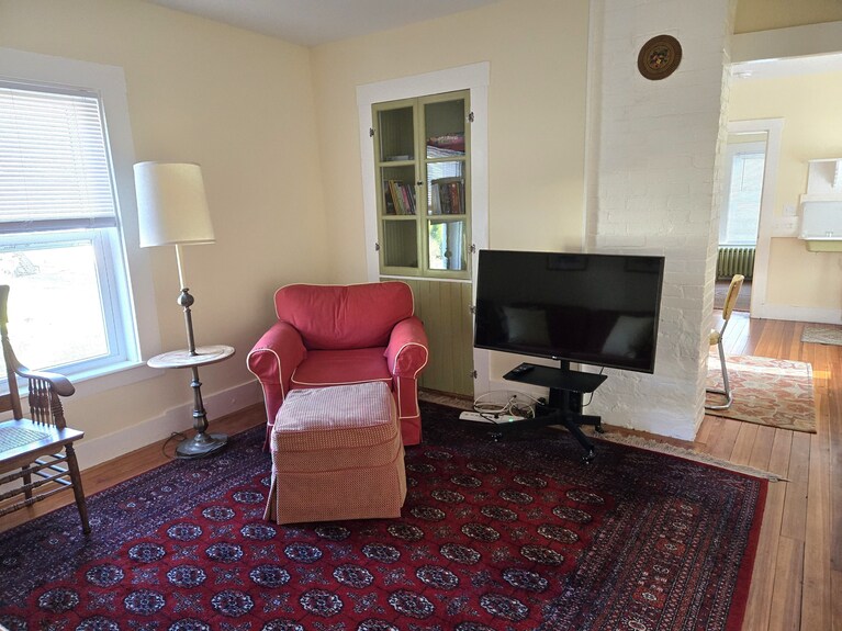 Historic Downtown Apartment. Unscented Products And Sustainability Practices. - Northampton, MA
