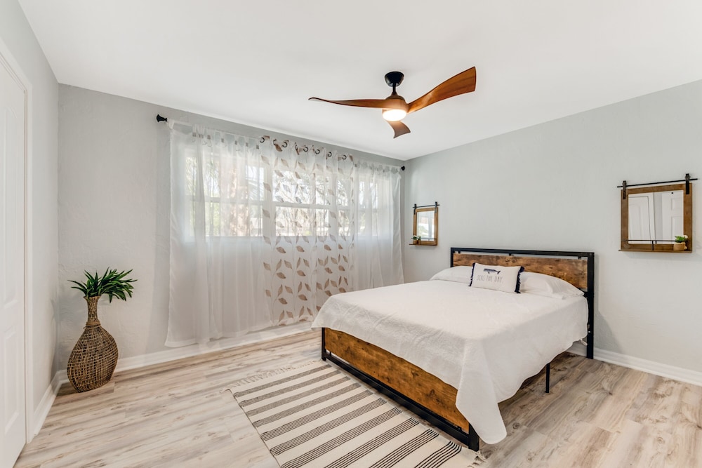 Fully Renovated Home Walking Distance From Beach - Daytona Beach, FL