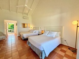 Quarto Duplo Standard, vista para o mar | Cofre no quarto, secretária adequada para computadores portáteis 