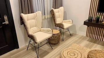 Suíte estúdio lua de mel, para não fumantes, vista para o jardim | Área de estar | Smart TV 55 polegadas com canais digitais, TV