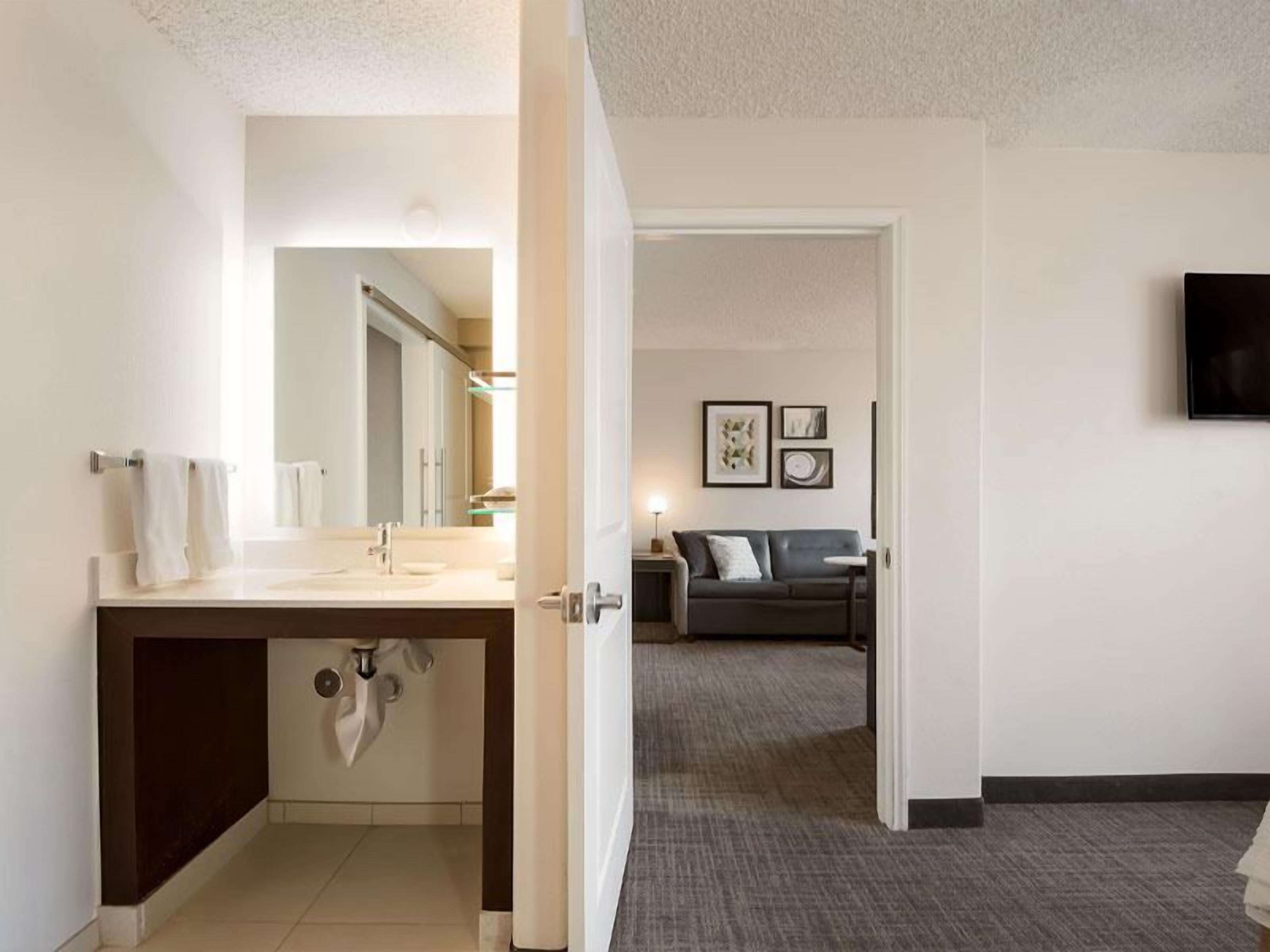 Convenient Location! Unit With Fully-equipped Kitchen And Free Breakfast! - Reno