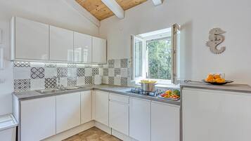 Um frigorífico, uma placa de cozinha, uma torradeira