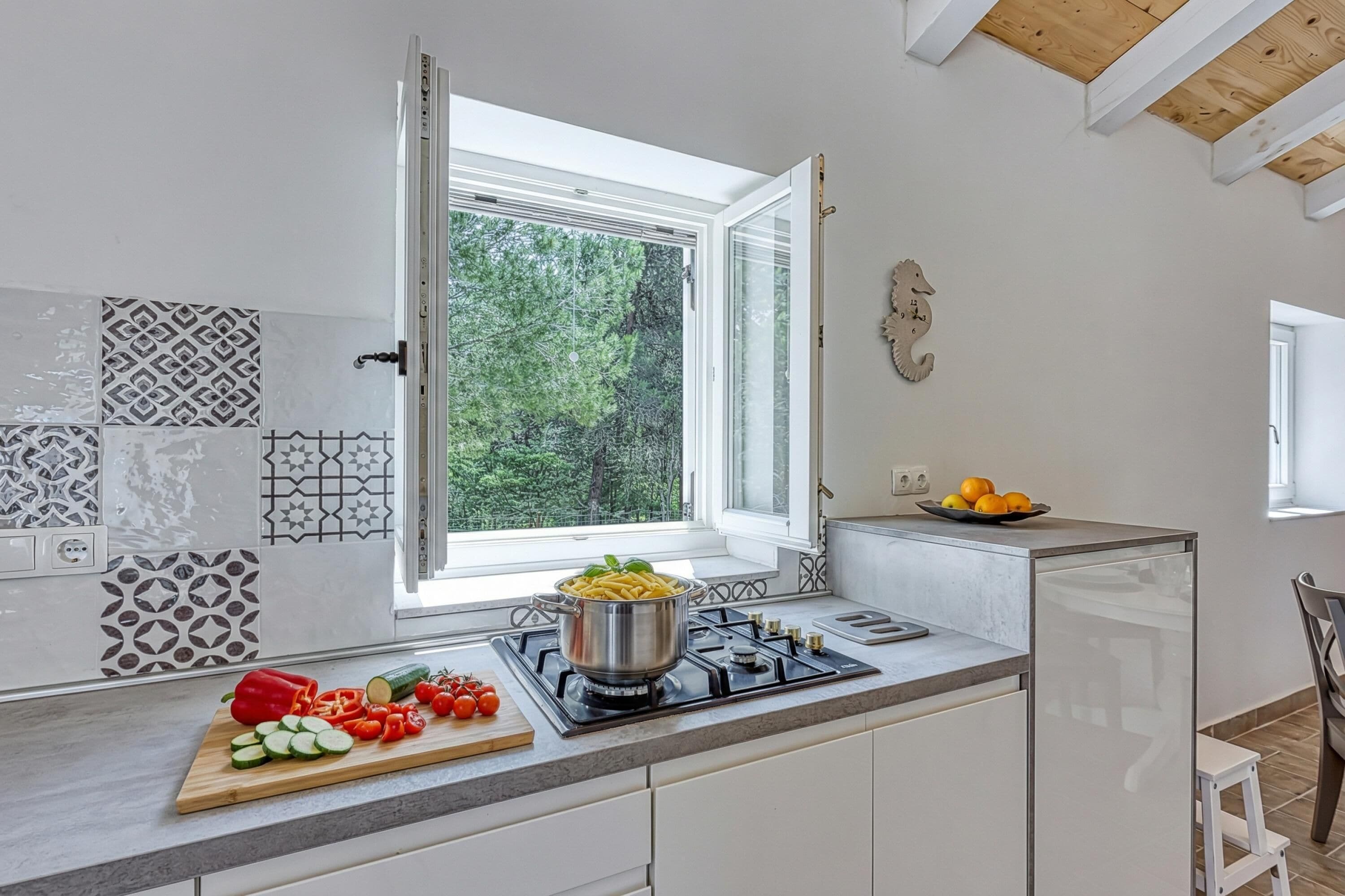 Casa família, vários quartos (Eco House Casa Grigia Zabodarski) | Cozinha privada | Geladeira, cooktop, torradeira, talheres/pratos/utensílios de cozinha