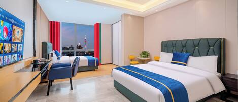 Quarto de hotel moderno com uma cama grande, uma escrivaninha e um espaço de estar.