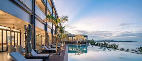 Piscina externa, espreguiçadeiras