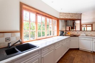 Casa família, 2 quartos | Cozinha privada | Geladeira, cafeteira/chaleira, chaleira elétrica