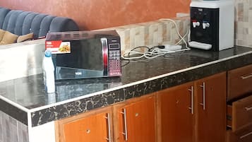 Quarto Duplo Superior | Cozinha privada | Um frigorífico, utensílios de cozinha