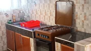 Um frigorífico, utensílios de cozinha