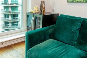 Apartamento Básico, 1 cama king-size | Sala de estar | Televisor 