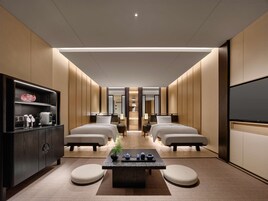 Quarto premium, 2 camas de solteiro | Frigobar, cofres nos quartos, escrivaninha, cortinas blackout