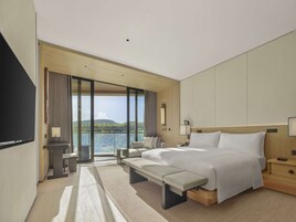 Suíte premium, 1 cama King | Frigobar, cofres nos quartos, escrivaninha, cortinas blackout