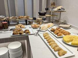Pequeno-almoço tipo buffet diário (8 EUR por pessoa) 