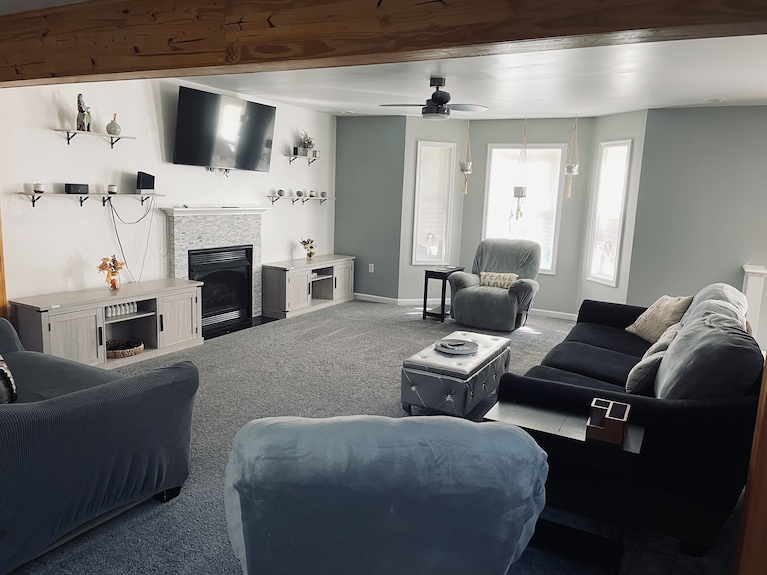 Family & Pet Friendly In The Poconos! Spa Room On Property For Ultimate Relaxing - Mount Pocono, PA