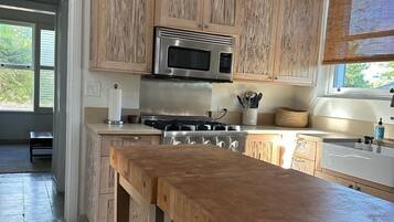 Casa, 4 quartos | Cozinha privada | Um frigorífico, uma cafeteira/bule, uma torradeira