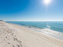 Apartamento em Condomínio Fechado, 3 quartos | Praia | Na praia 