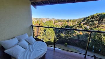 Quarto luxo | Roupas de cama antialérgicas, frigobar, escrivaninha