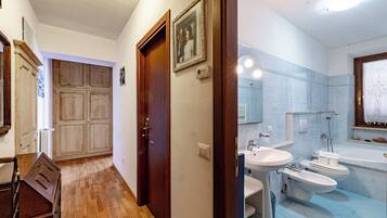 Apartamento Familiar, vários quartos, 2 casas de banho (Casa di Allegra Terme di Venturina) | Casa de banho | Uma combinação polibã/banheira, um secador de cabelo, um bidé