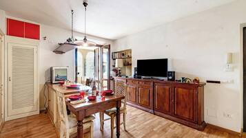 Apartamento Familiar, vários quartos, 2 casas de banho (Casa di Allegra Terme di Venturina) | Restaurantes