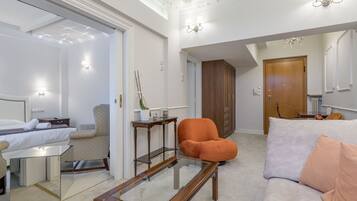 One-Bedroom Apartment Semi-Basement | Área de estar | TV de tela plana