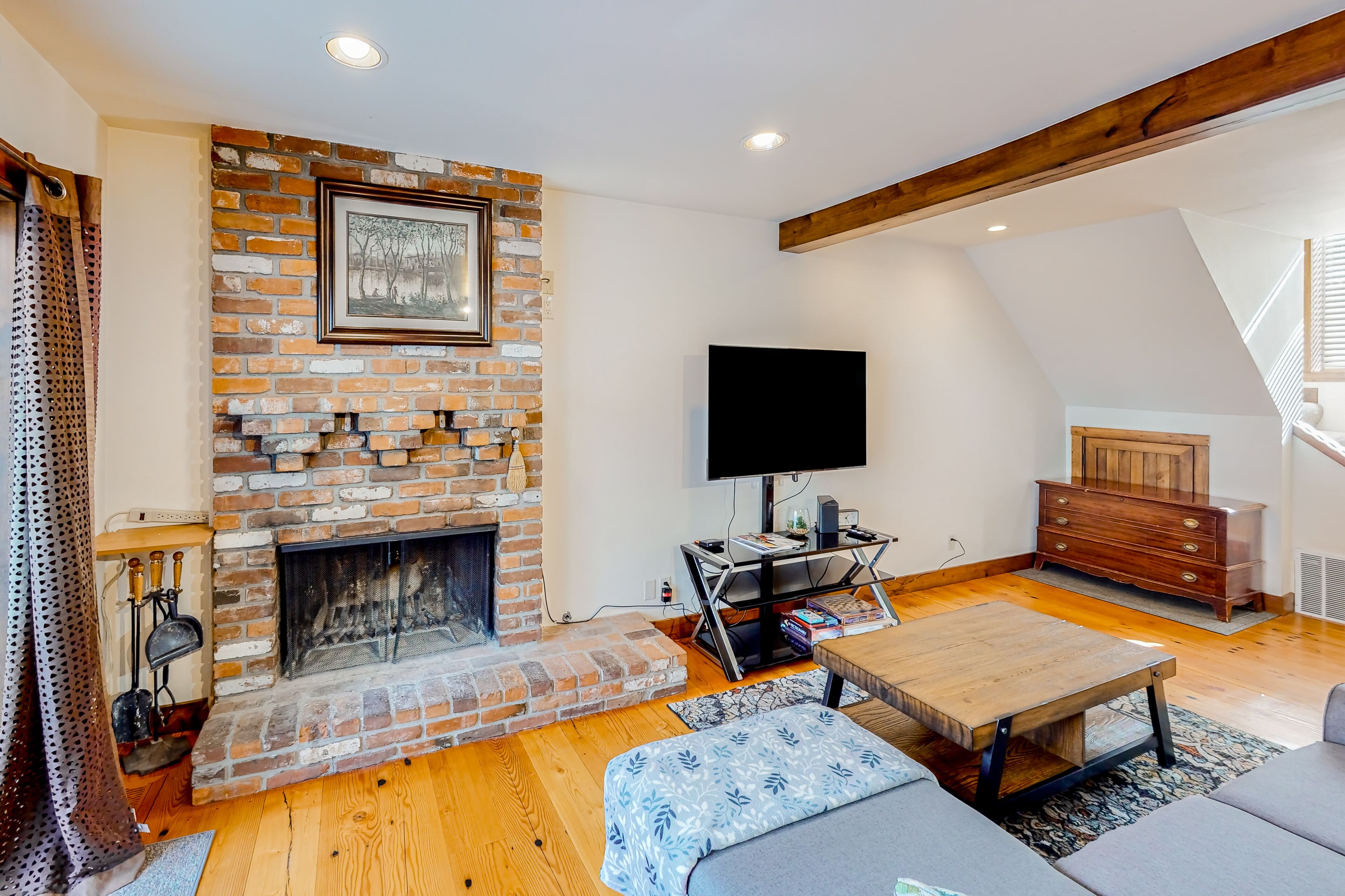 Inviting Riverfront Home With Balcony, Fireplace, Skiing, W/d & Dog-friendly - Ketchum, ID