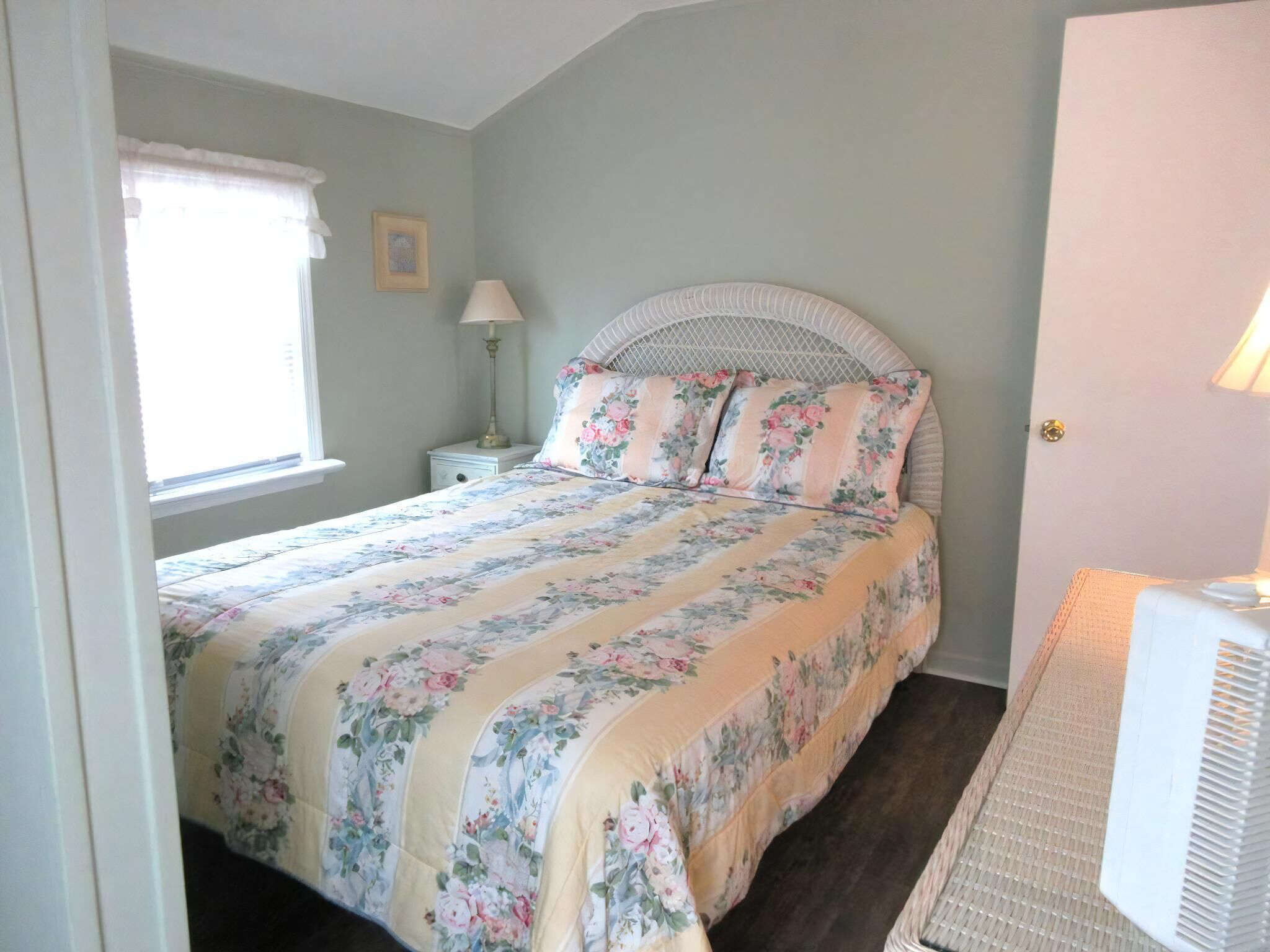 Adorable 2 Bedroom Second Floor Duplex In Ship Bottom, Short Walk To The Beach. - Long Beach Island, NJ