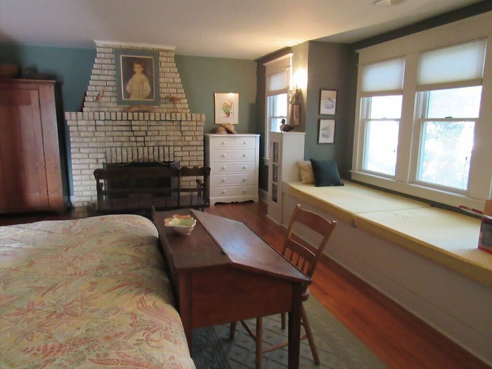 Quaint oceanfront house. Nantucket meets LBI - Surf City | Vrbo