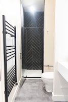 King Room | Casa de banho | Um secador de cabelo, toalhas fornecidas, sabão, champô 