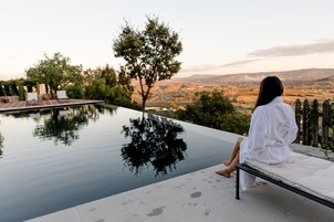 Piscina externa, funciona das 8h às 22h, guarda-sóis, espreguiçadeiras
