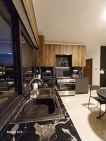 Geladeira grande, micro-ondas, fogão, cooktop