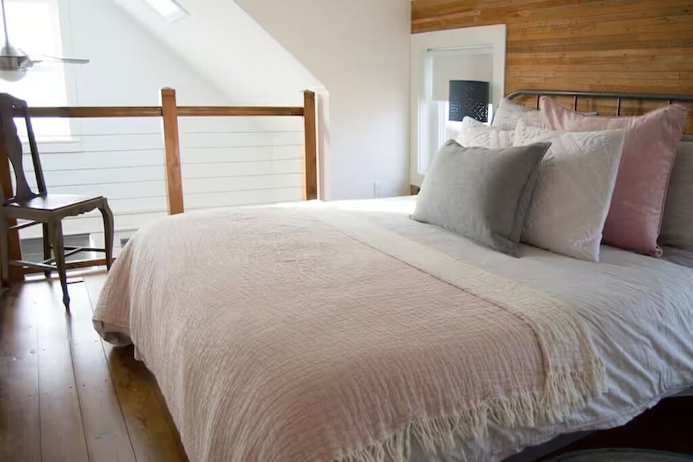 This Light, Bright Cottage Is Located In St Johns In Portland - Portland, OR