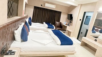Quarto Quádruplo Familiar | 1 quarto, secretária, secretária adequada para computadores portáteis