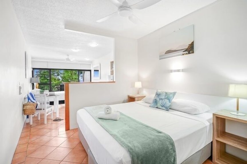 Hilltop Resort With Ocean Views - Cairns