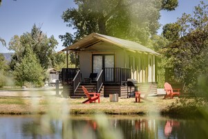 Edredons de pluma, Wi-Fi de cortesia, roupa de cama