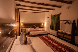 Quarto Triplo Familiar, 1 quarto, casa de banho privativa, vista para o jardim | Roupa de alta qualidade, edredões de penas, secretária, Wi-fi grátis