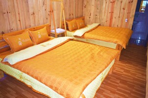 Quarto quádruplo básico | Roupas de cama antialérgicas, frigobar, escrivaninha, Wi-Fi de cortesia