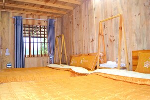 Quarto quádruplo básico | Roupas de cama antialérgicas, frigobar, escrivaninha, Wi-Fi de cortesia