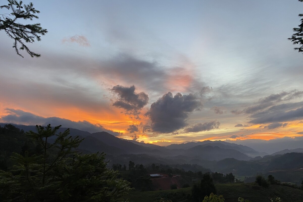 Paisagem montanhosa com pôr do sol.