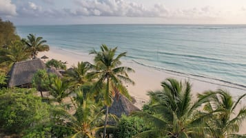 Na praia, areia branca, bar na praia