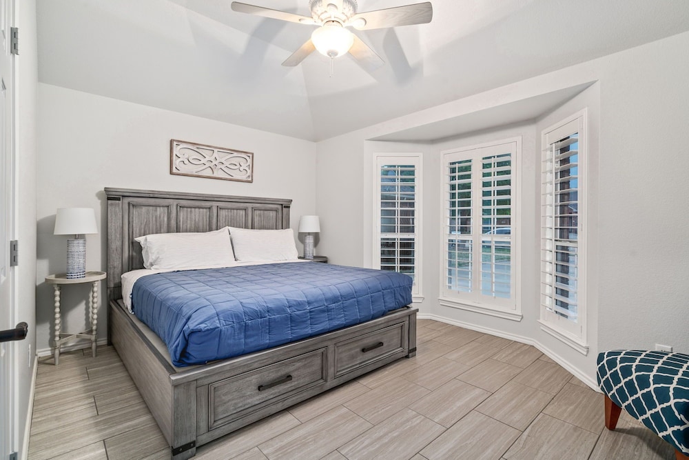 Unique Heated Pool & Spa Outdoor Kitchen, Game Room Near Dfw Sleeps 10-12 - Lewisville, TX