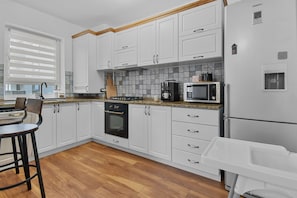 Apartamento Familiar | Cozinha privada | Um frigorífico/congelador grande, um micro-ondas, um forno 