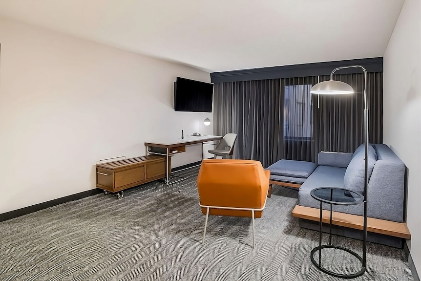 Always A Great Idea To Unwind! Spacious 1br Unit! Outdoor Pool, Pets Are Allowed - Chandler, AZ