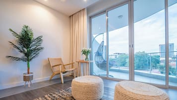 Apartamento empresarial | Área de estar | TV de tela plana